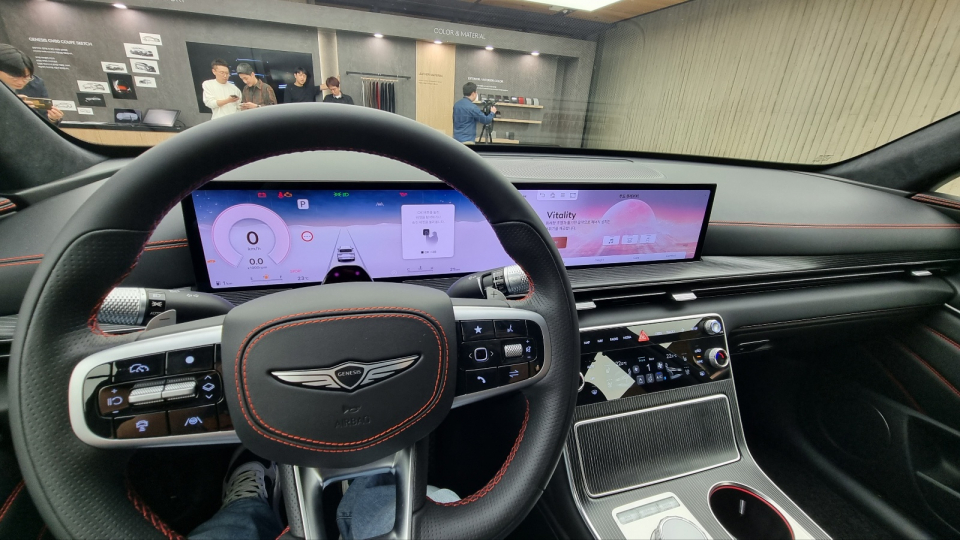 제네시스 GV80 “디스플레이 27인치 시대 연다”