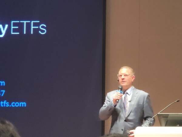 앰플리파이 CEO “M7 쏠림 과도···기술주 분산투자, 고배당 ETF 투자해야”