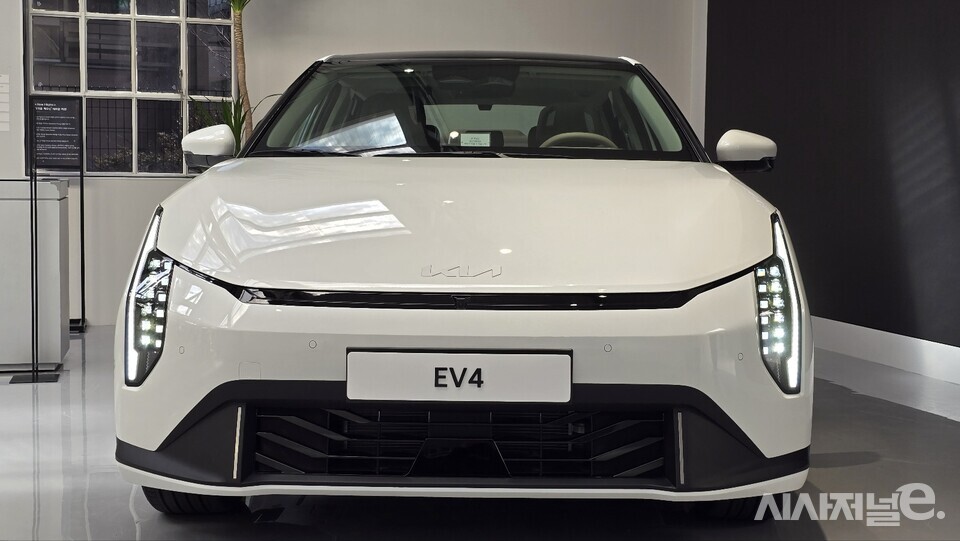 기아 ‘EV4’ 칼갈았다···“K5 공간에 533㎞ 주행거리”