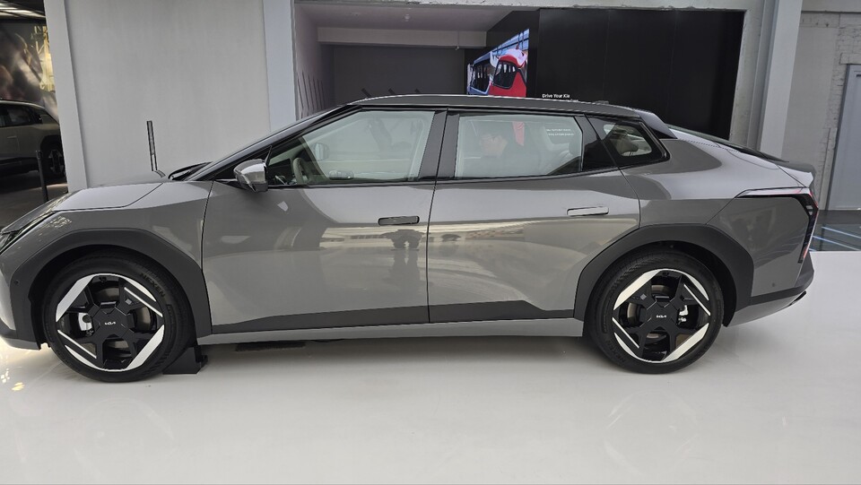 기아 ‘EV4’ 칼갈았다···“K5 공간에 533㎞ 주행거리”