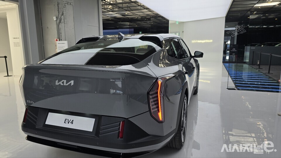기아 ‘EV4’ 칼갈았다···“K5 공간에 533㎞ 주행거리”